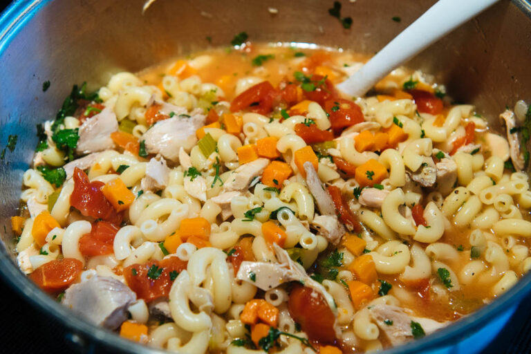 Macaroni au poulet, tomates et cerfeuil – Bienvenue sur Le Québec cuisine
